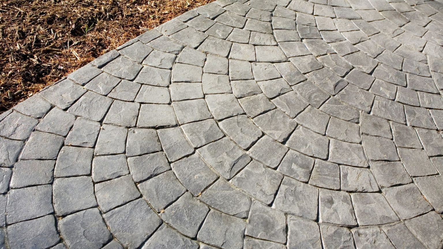 Curte beton amprentat: Solutia perfecta in design si rezistenta - Alfa ...